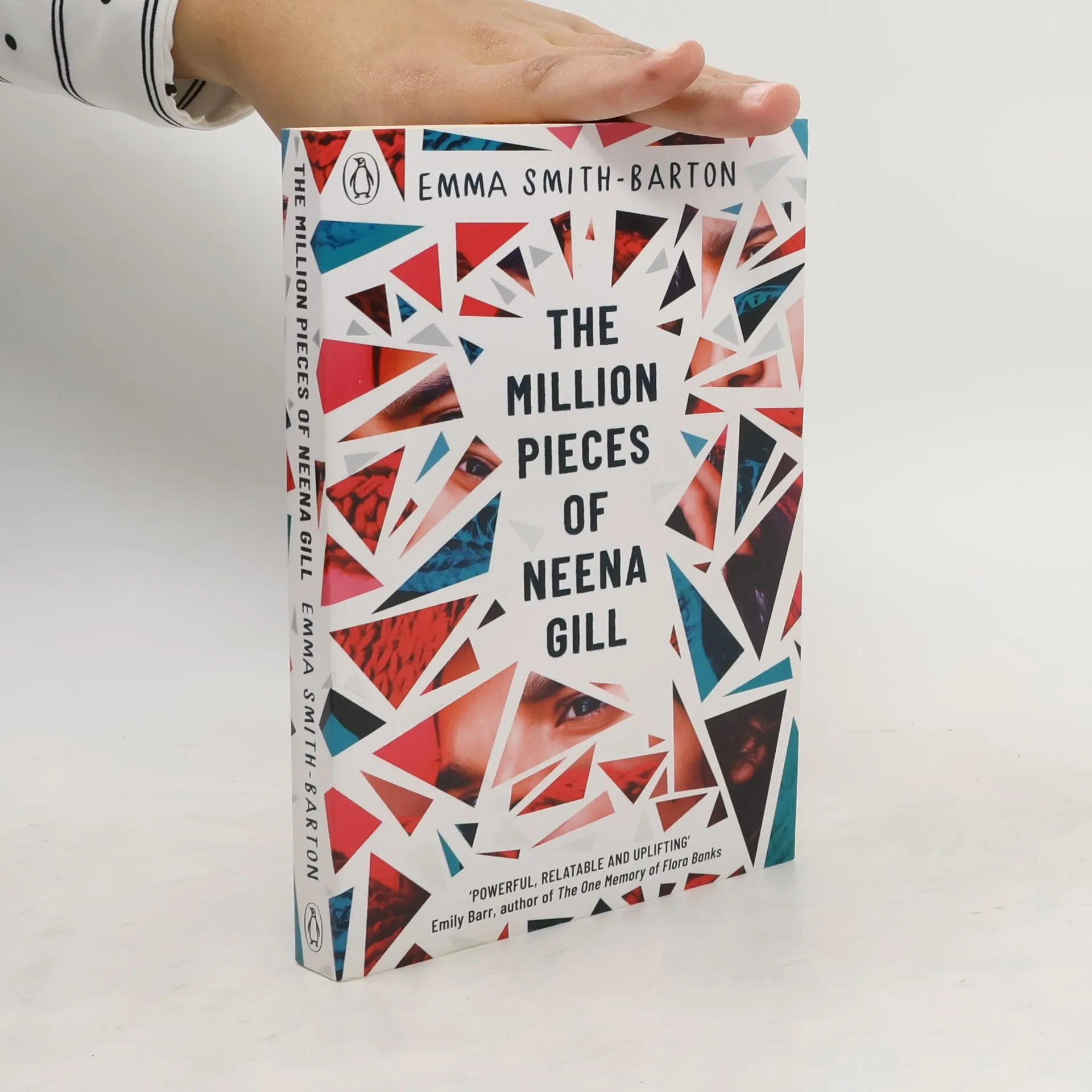 The Million Pieces of Neena Gill - Emma Smith Barton - knihobot.cz