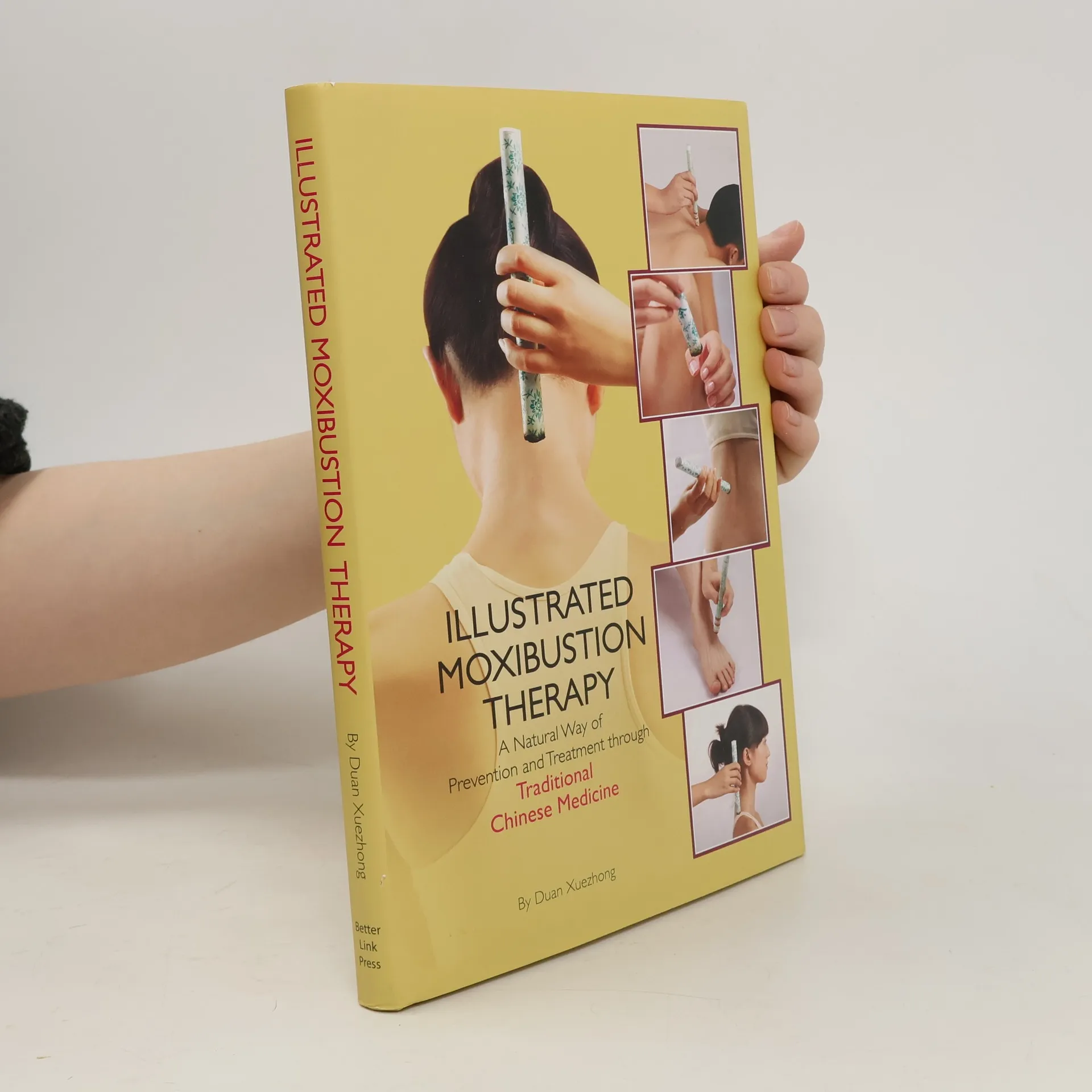 The Illustrated Moxibustion Therapy - Duan Xuexhong - knihobot.cz