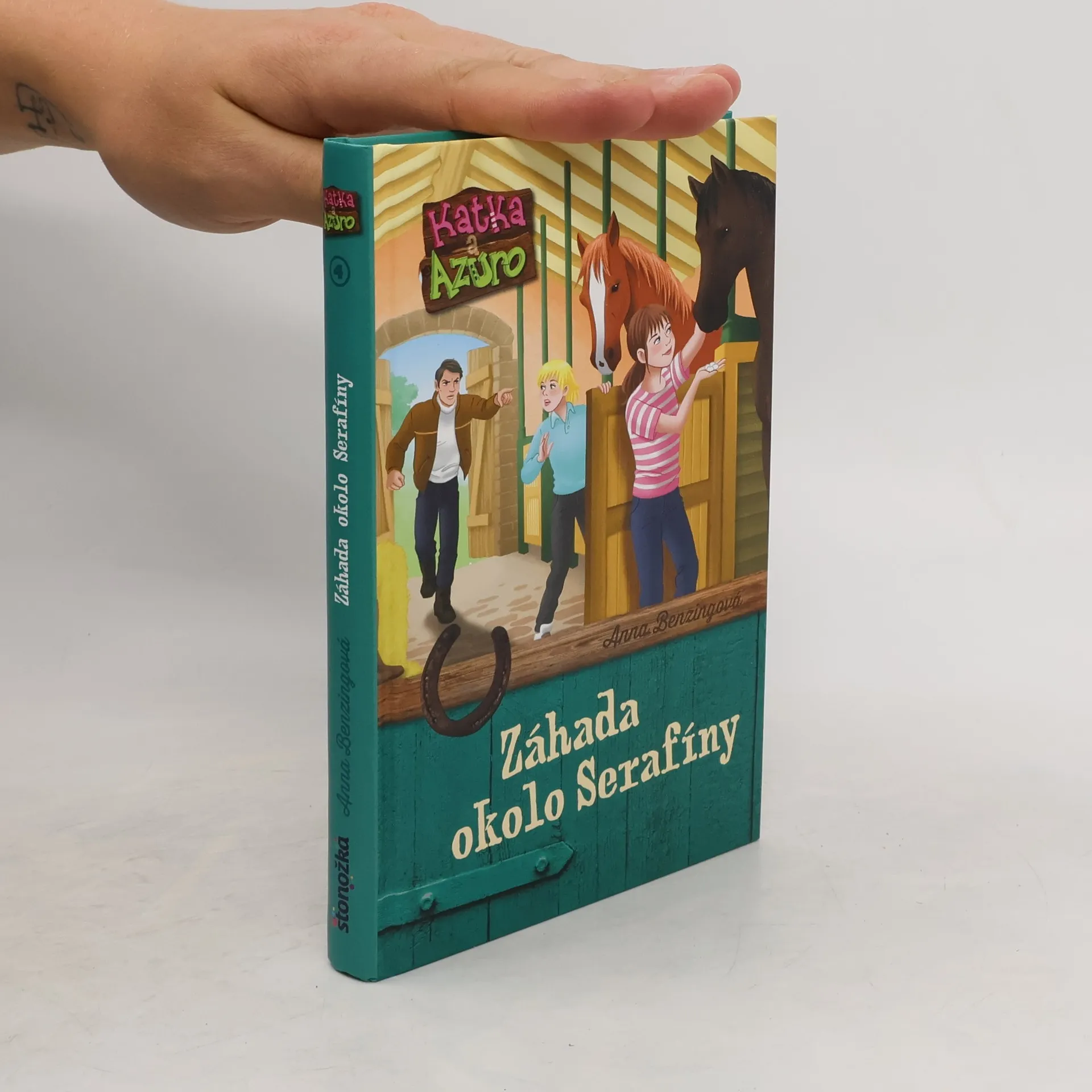 Záhada okolo Serafíny - Anna Benzing - knihobot.cz
