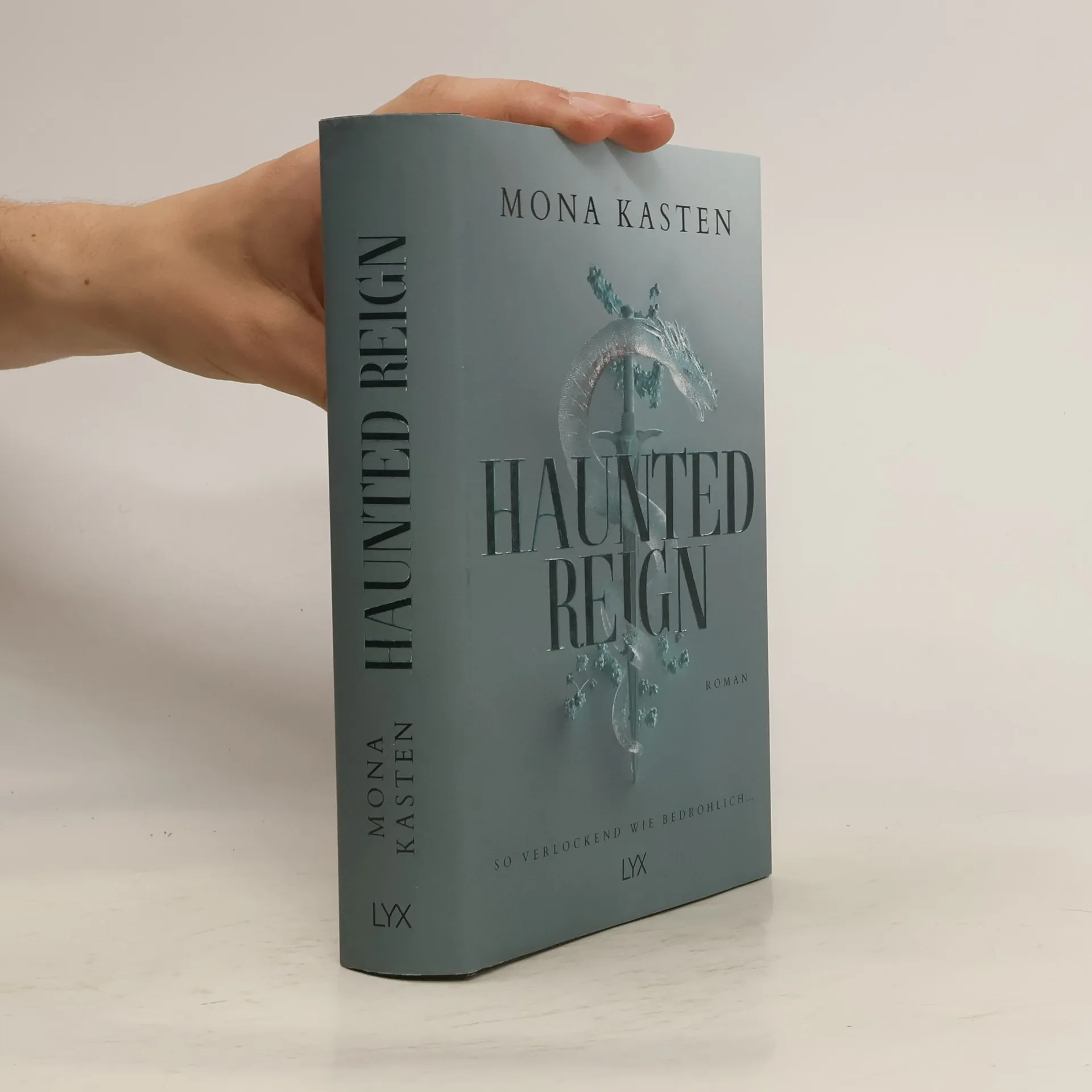 Haunted Reign / Everfall Academy Bd.2 - Mona Kasten - knihobot.cz